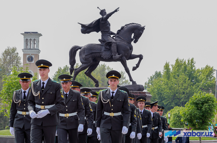 Fotogalereya. Amir Temur haykali poyiga gullar qo‘yildi