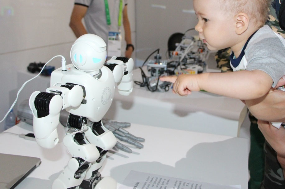 Robot o‘zbek xalqini yangi yil bilan tabrikladi (video)